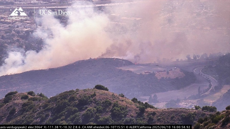 Brush fire ignites in hills near Burbank