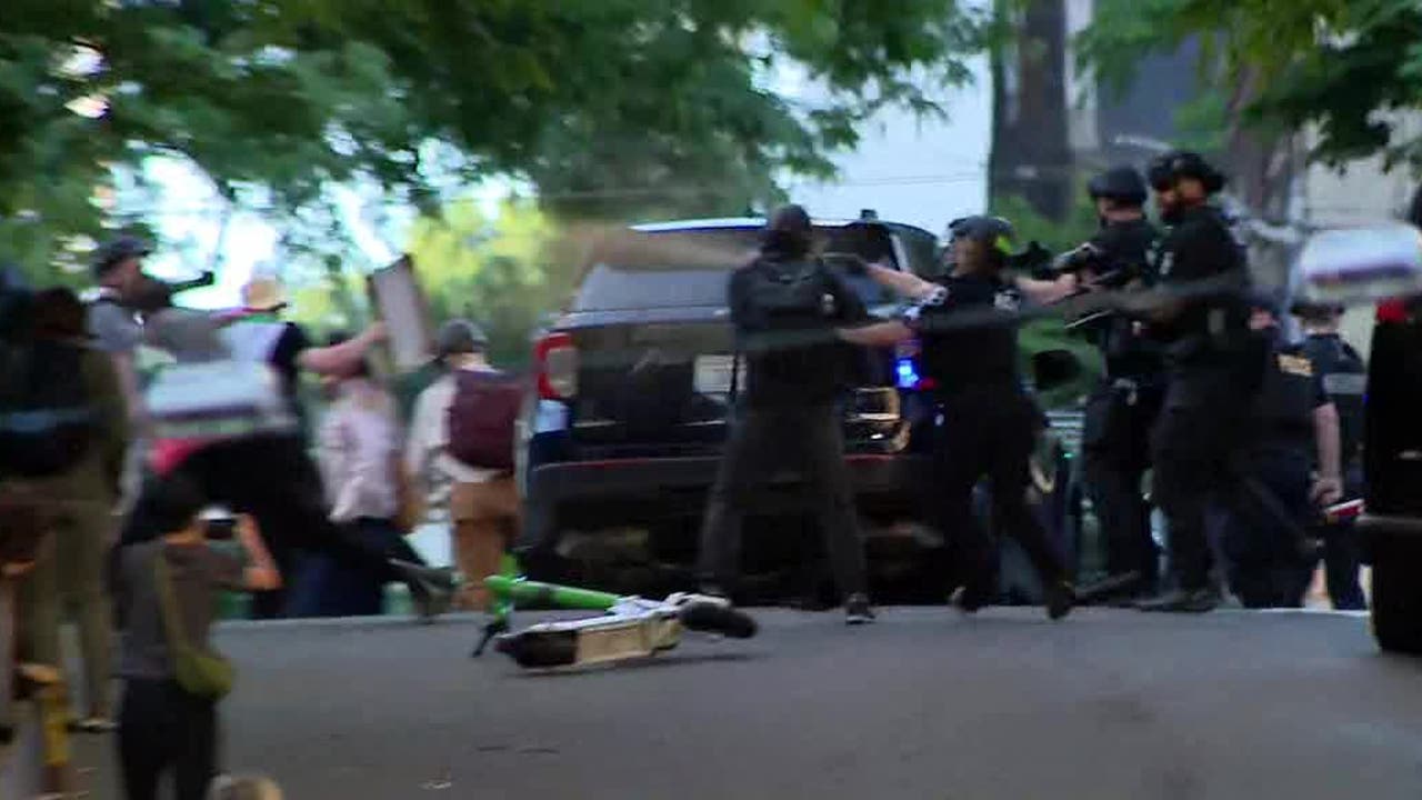 Anti-ICE protesters clash with police at Seattle Federal Building
