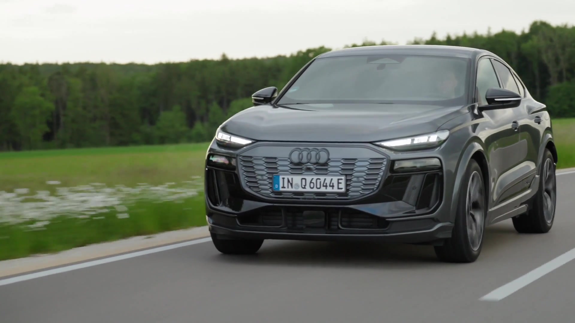 Audi Q6 Sportback e-tron in Daytona gray Driving Video