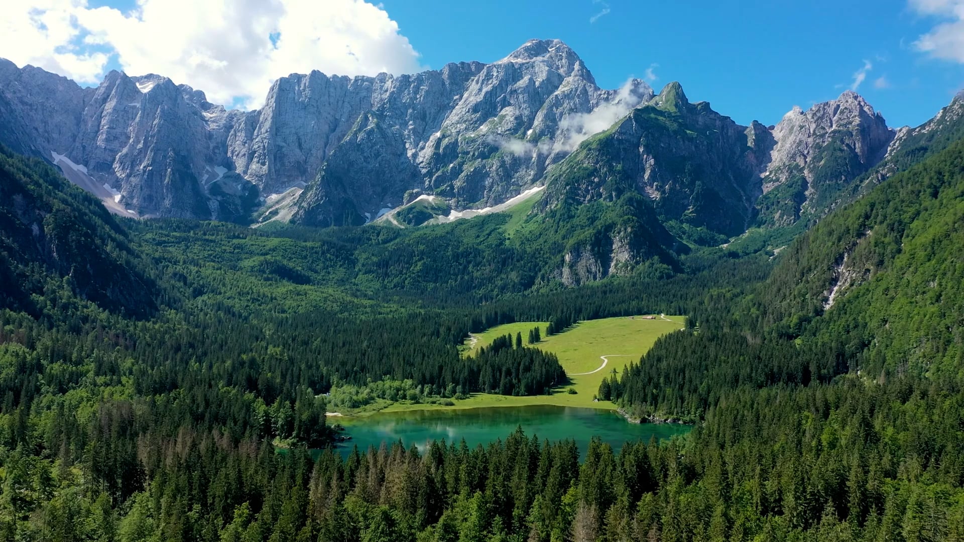 Fly over Friuli Venezia Giulia: Luftfoto av alpin skjønnhet