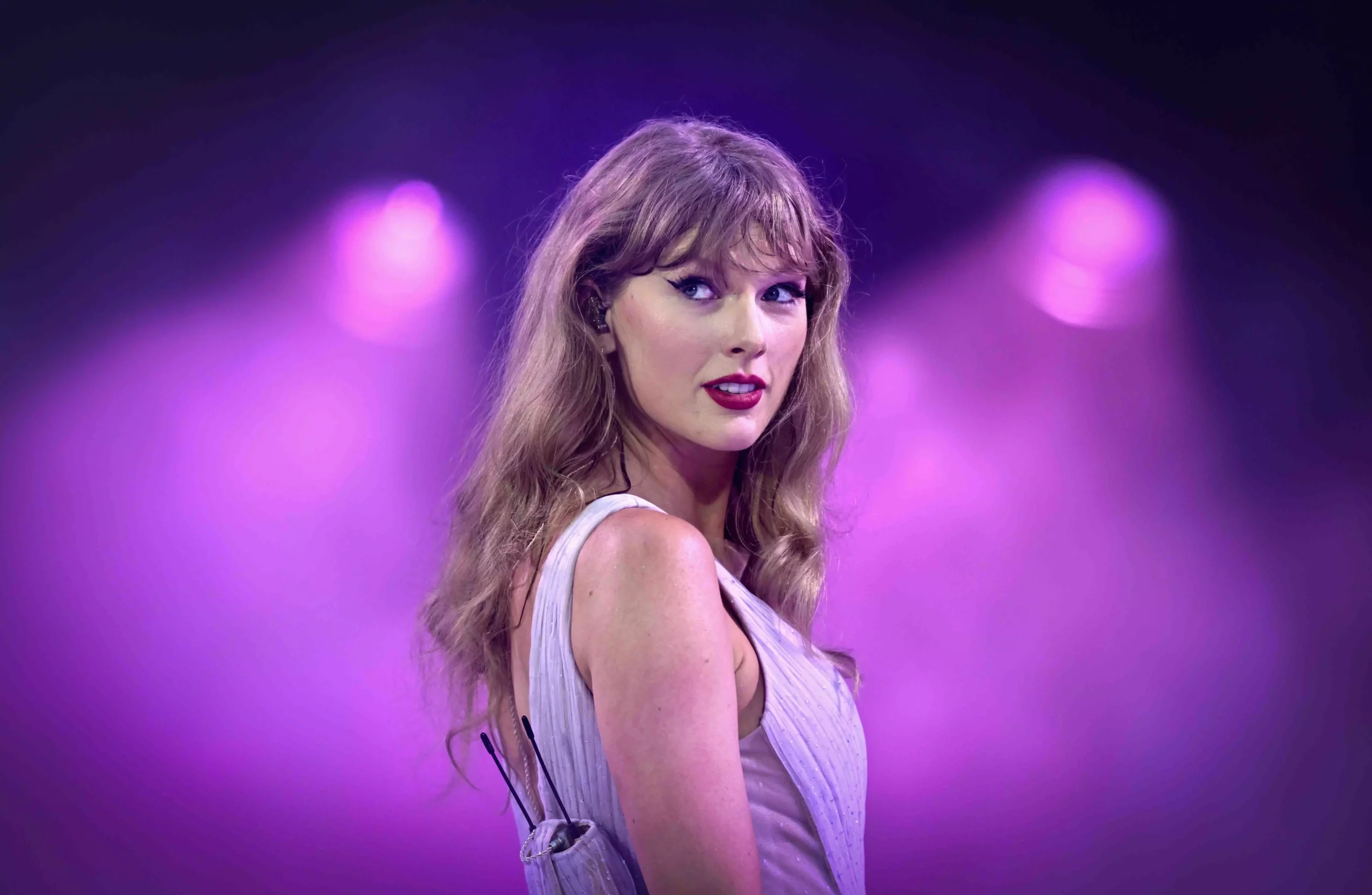 Taylor Swift beschenkt jungen Fan nach viralem Papierflieger-Video mit ...