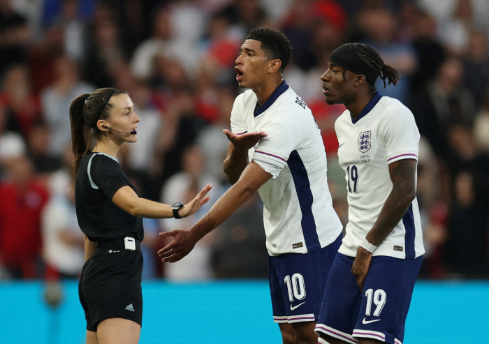 This is the team! Ace explodes in shock defeat, shooting in the air of ...