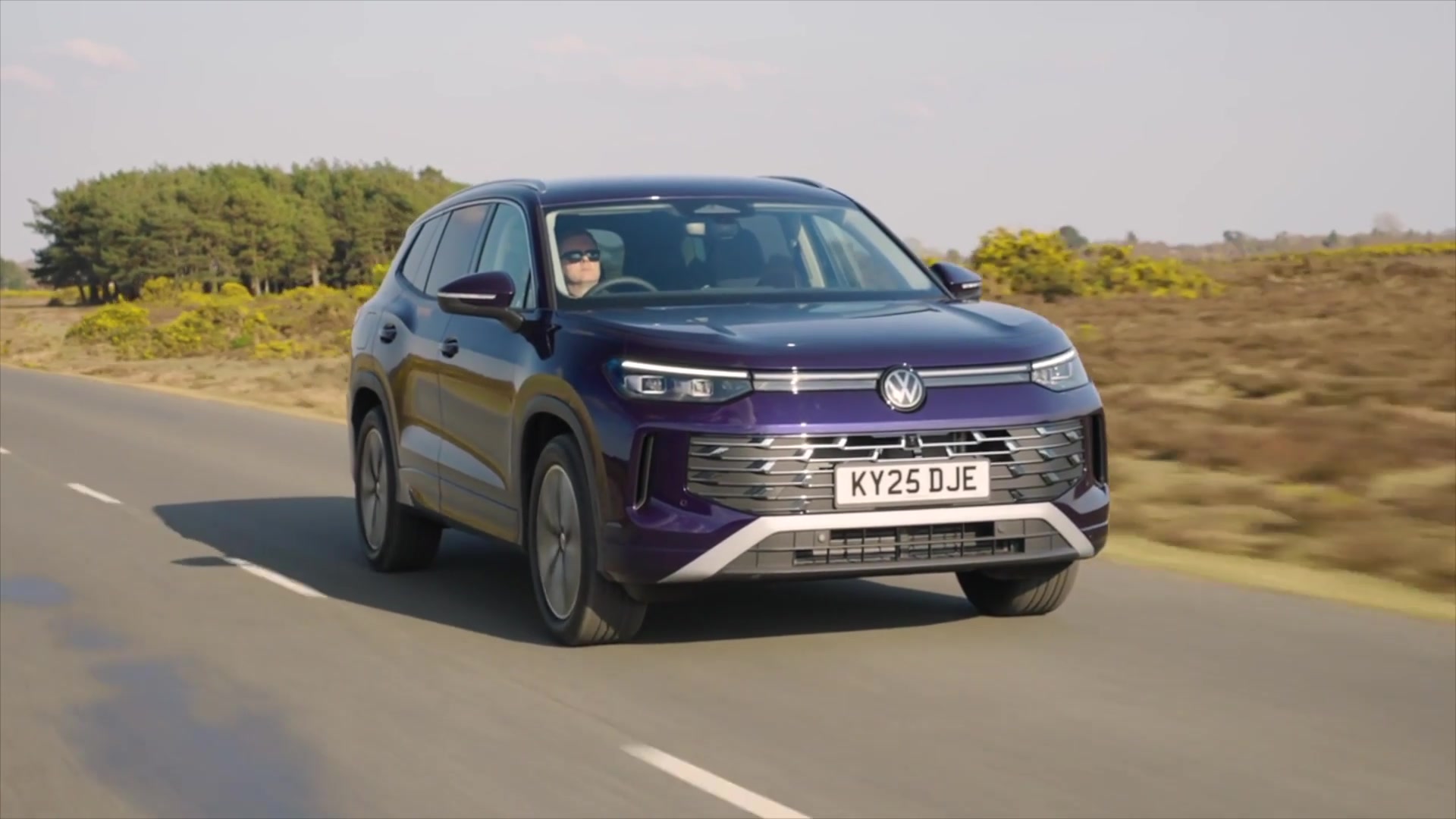 Volkswagen Tayron Elegance in Ultraviolet metallic Driving Video