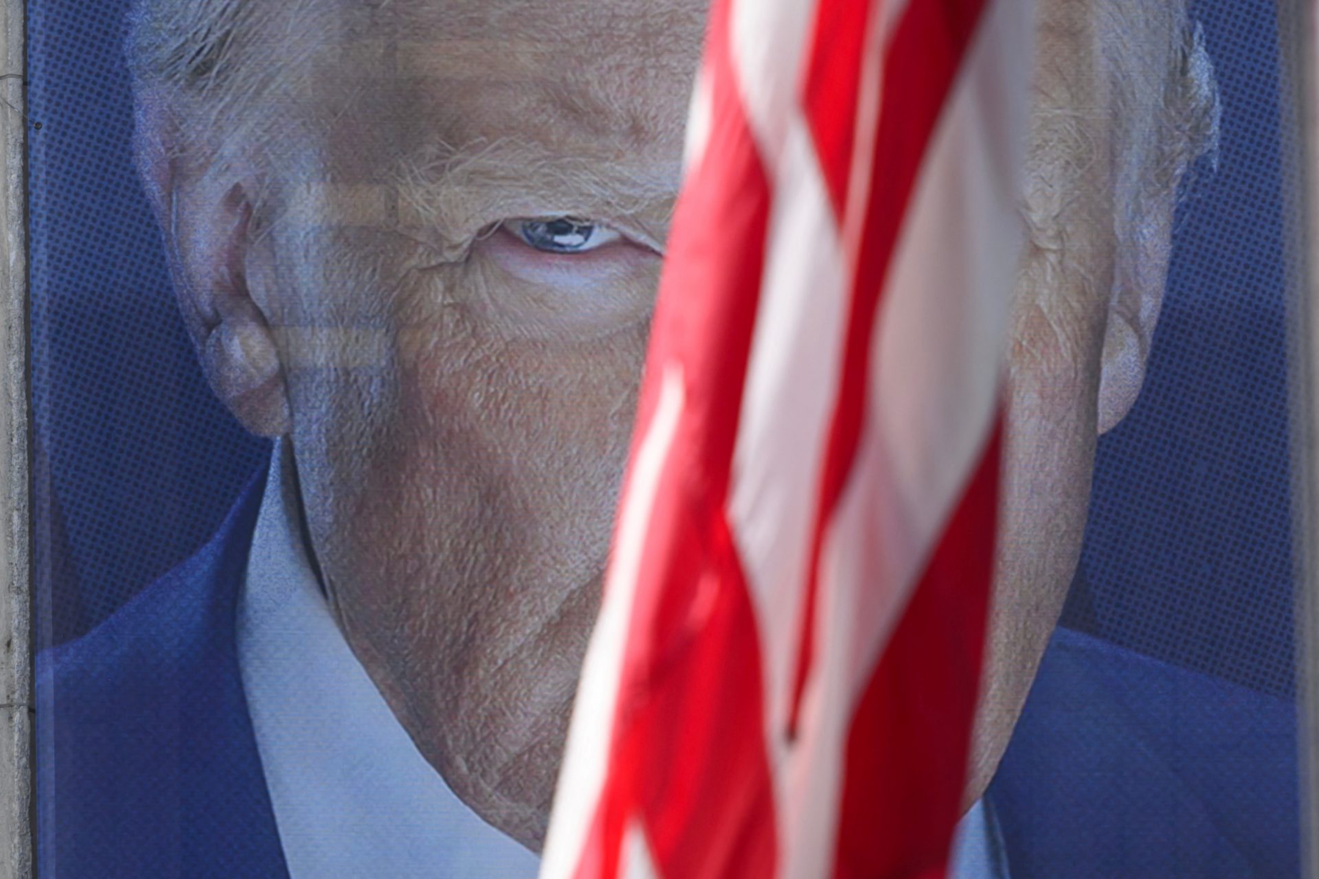 Trump's latest official portrait: a stark symbol of his new tenure