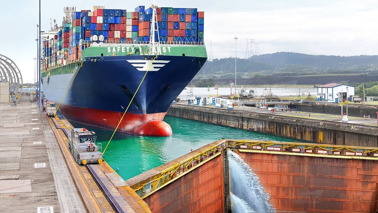 Navigating the Panama Canal: The journey of the world's largest cargo ships