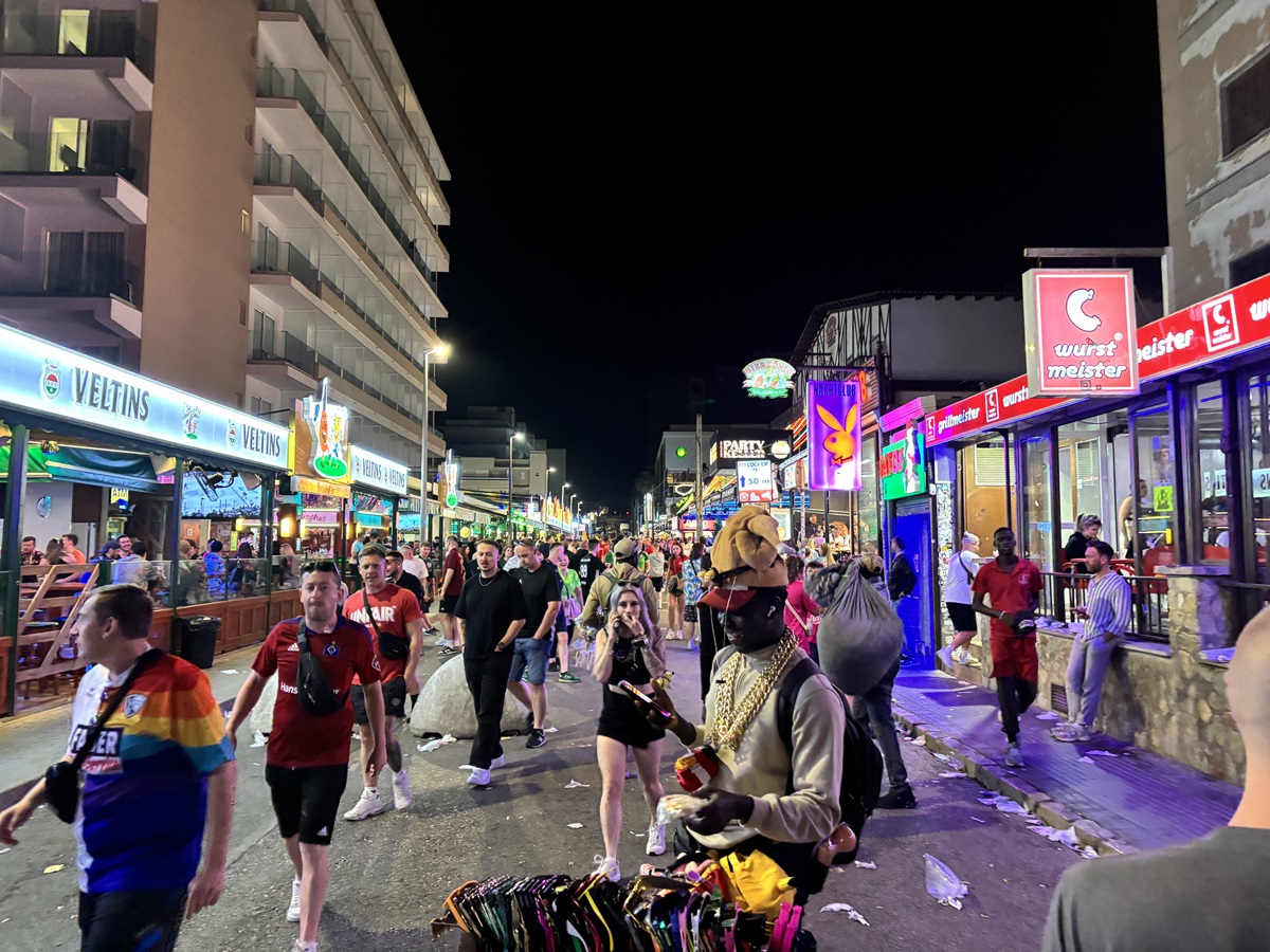 Mallorca: Urlauber mit neuem Trend am Ballermann – „Helmuts kriegen ...