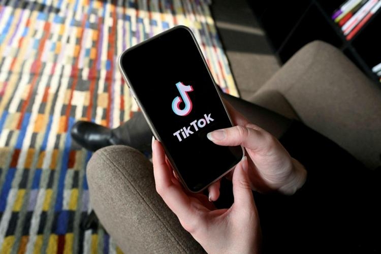 « Au revoir » : l’influenceur Alex Hitchens raccroche au nez de la ...