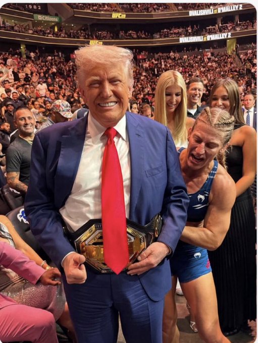 Foley catheter or Bungalow Legs? Internet is curious about 'bulge' in ...