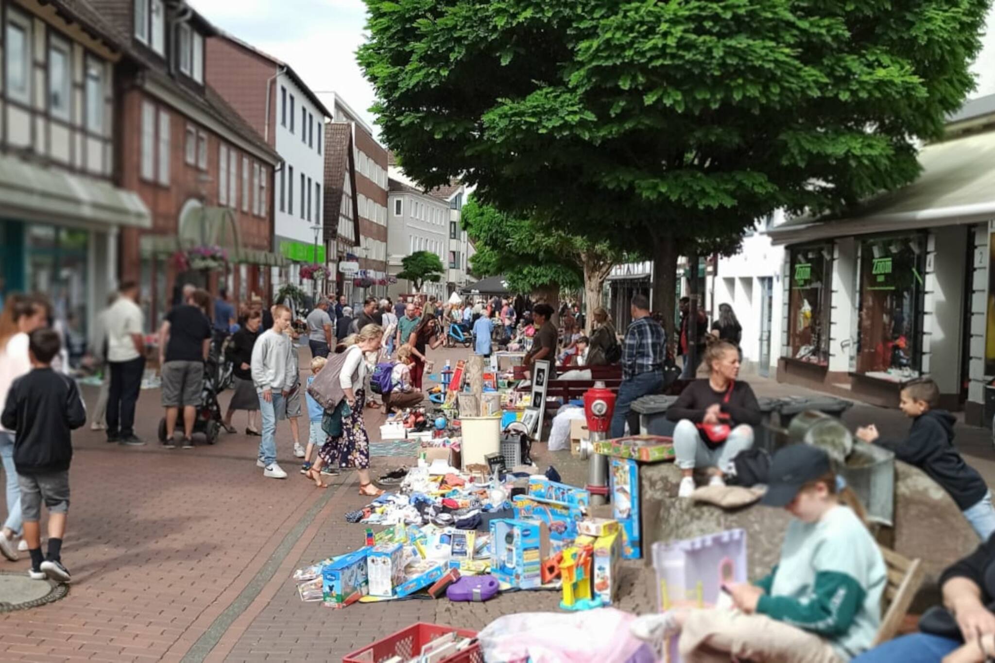 Schnäppchen jagen und Schätze finden beim Innenstadt-Flohmarkt in ...