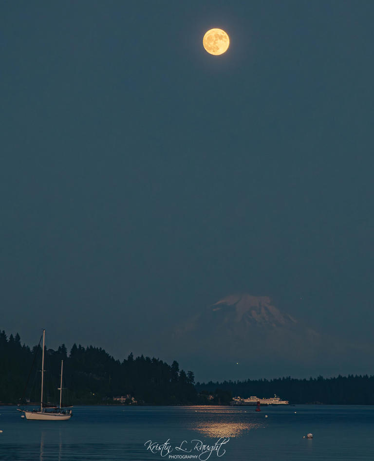 June's Strawberry Moon treats skywatchers to a rare low-riding show ...