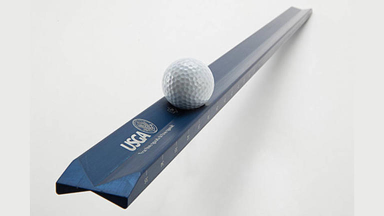 How are green speeds measured in golf and how is a Stimpmeter used?