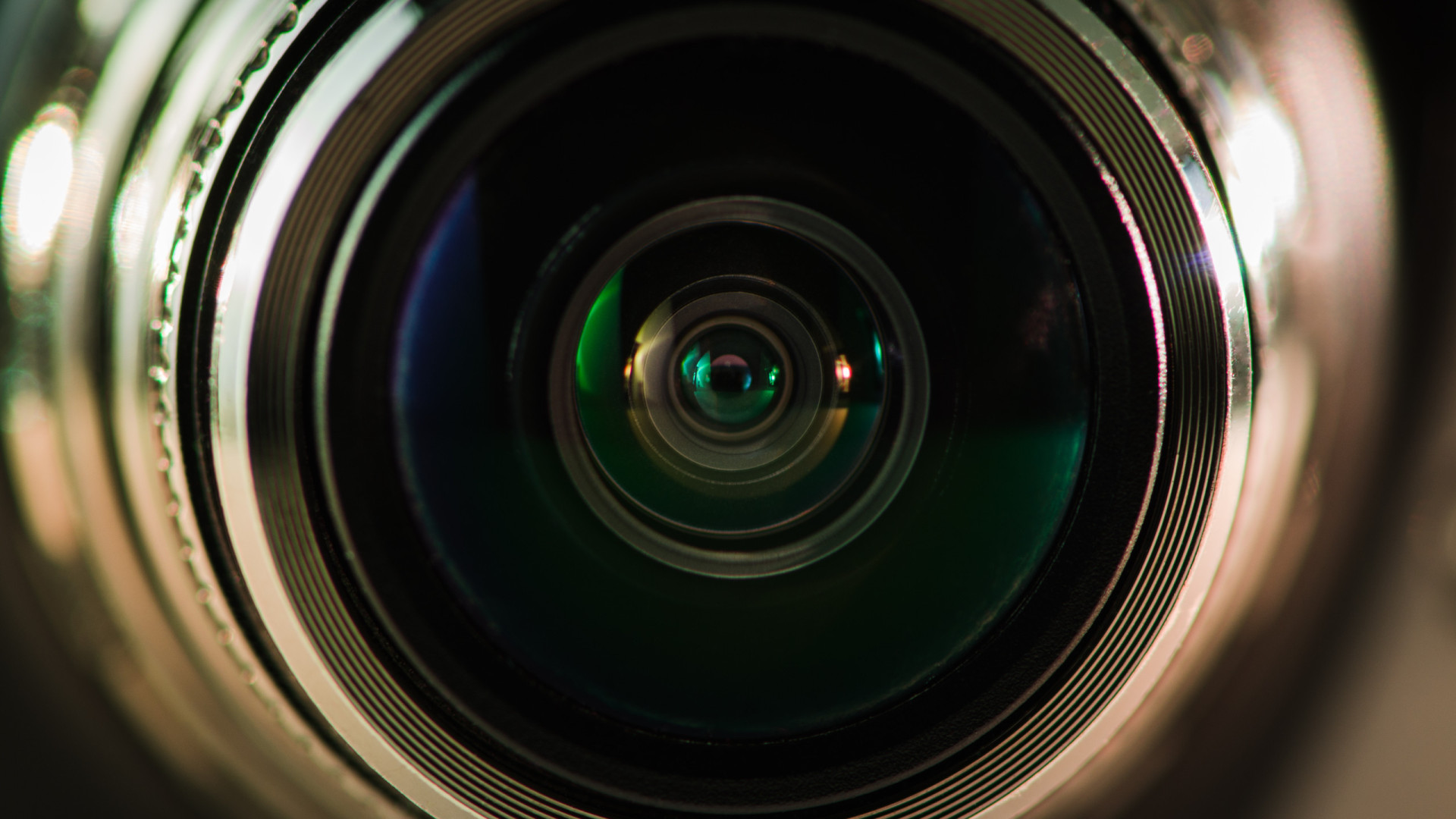 How to detect hidden cameras in hotels or rentals