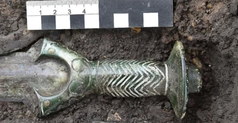 Archaeologists discovered a gleaming 3,000-year-old sword in a burial ...