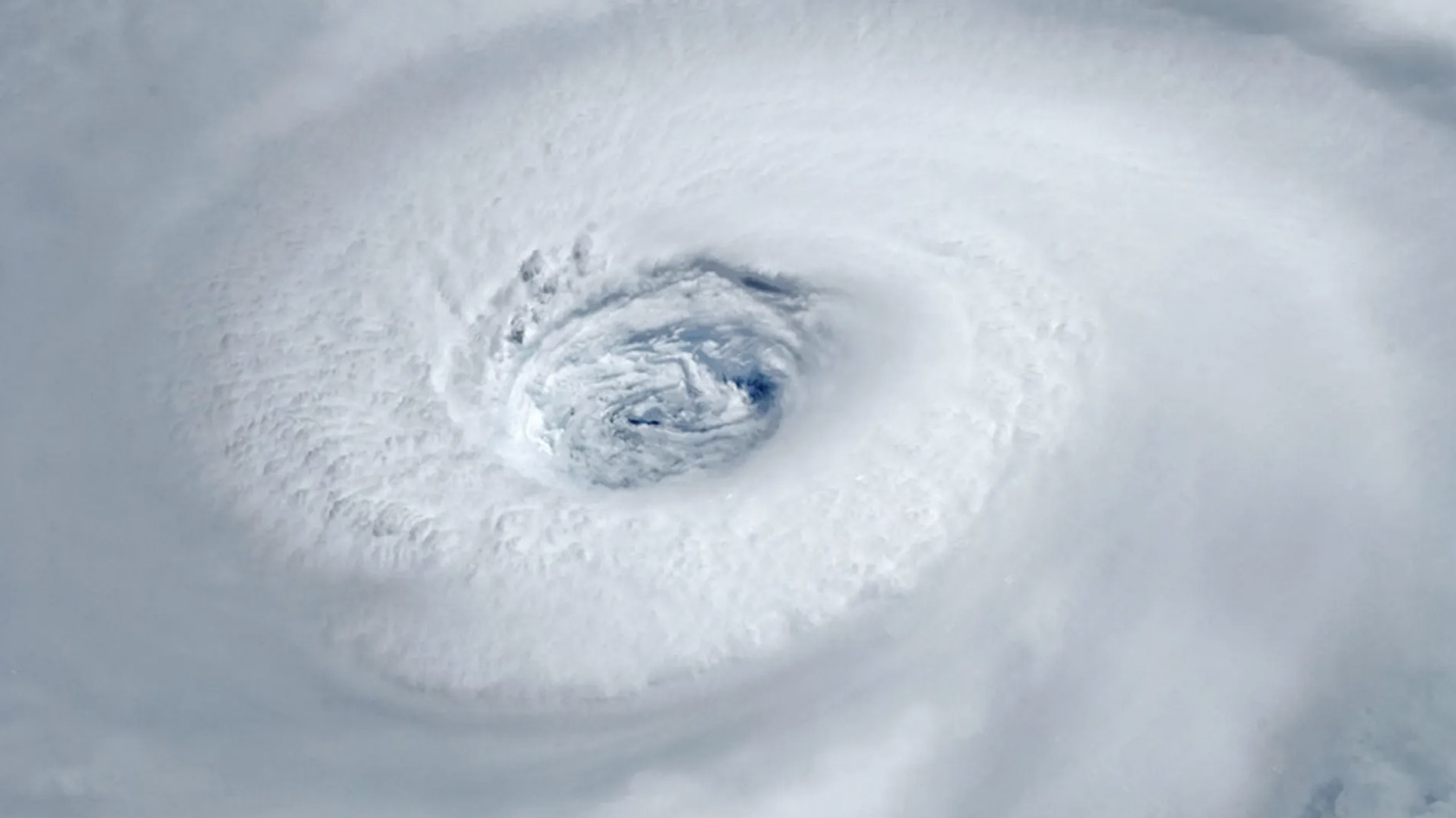 15 Photos Inside The Eye Of A Hurricane