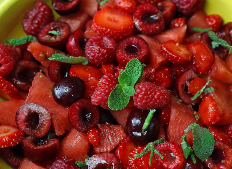 Salade de fruits rouges: fraise, framboise, cerise et pastèque ...