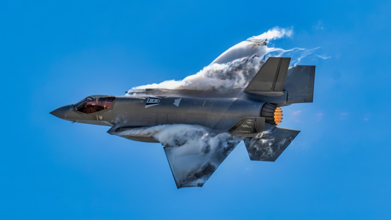 Saab JAS 39 Gripen vs. F-35 Stealth Fighter: Who Wins?