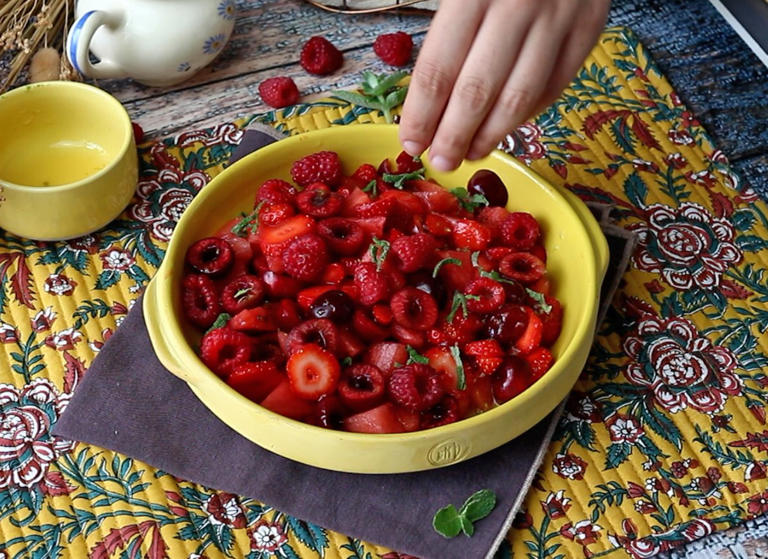 Salade de fruits rouges: fraise, framboise, cerise et pastèque ...