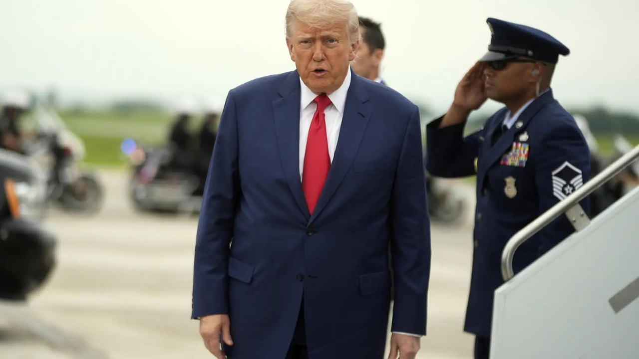 Internet goes wild over mysterious bulges in Trump’s suit — catheter ...