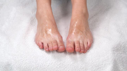 Una pedicure molto necessaria per trattare la pelle che si sta staccando