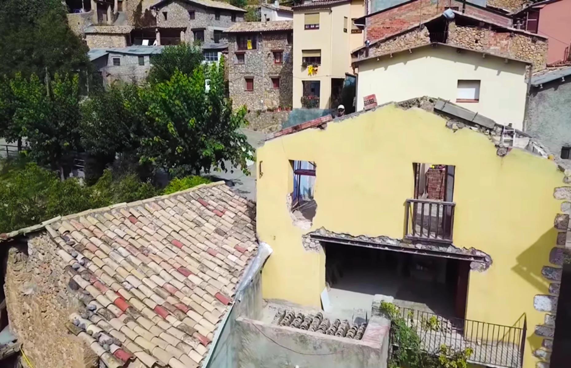 This abandoned ruin became someone's perfect home