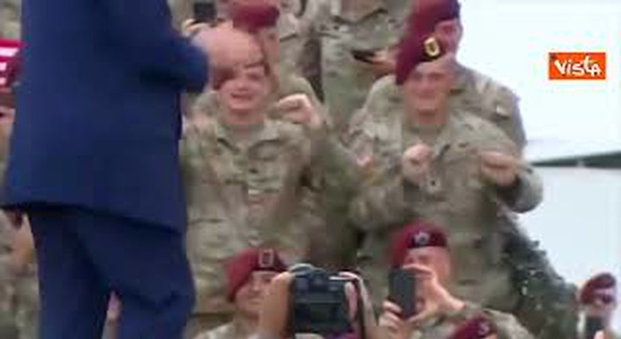 Militari a Fort Bragg ballano la Trump dance in onore del Presidente