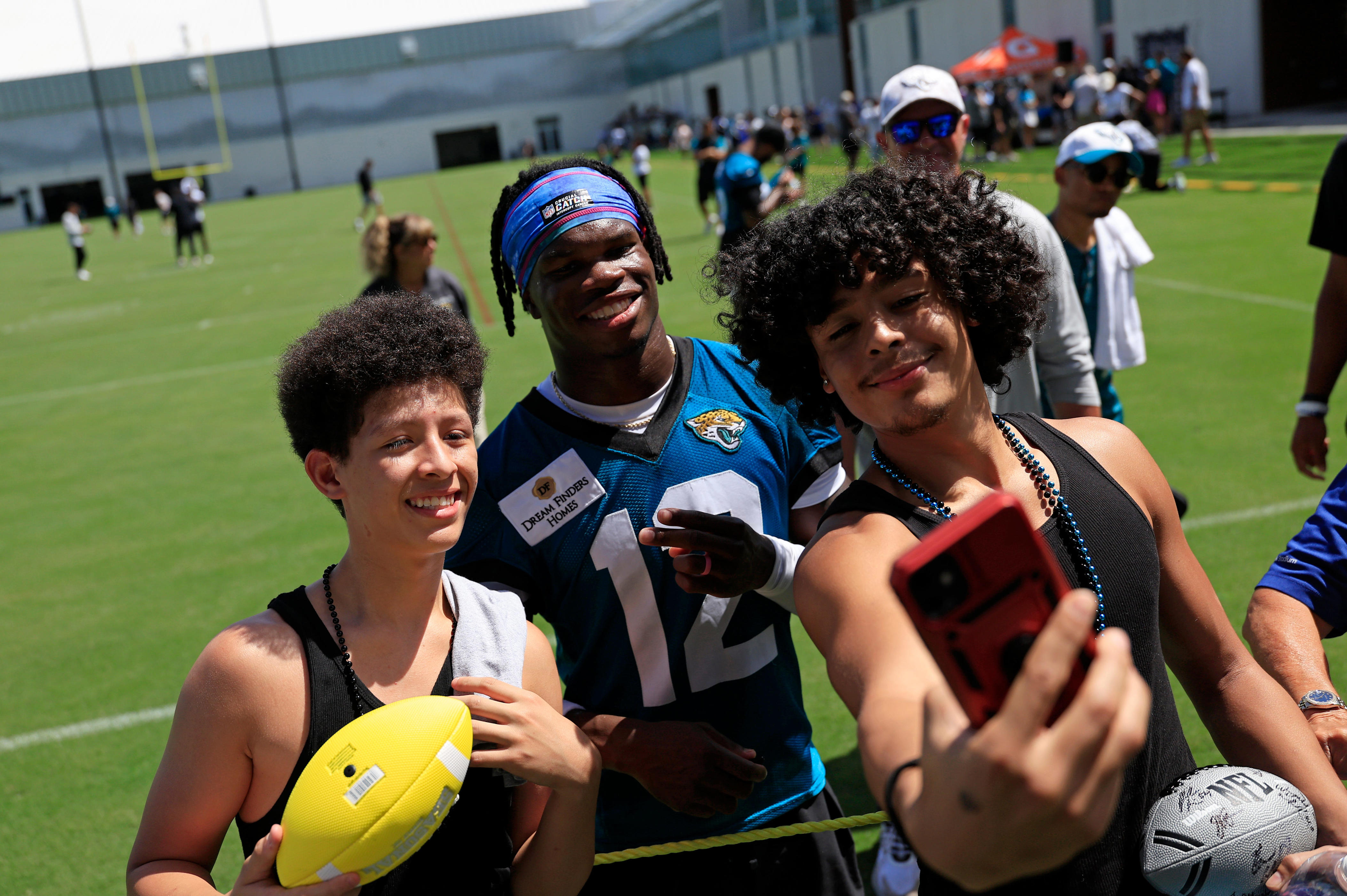 Should Travis Hunter play both positions in 2026? Hear both sides