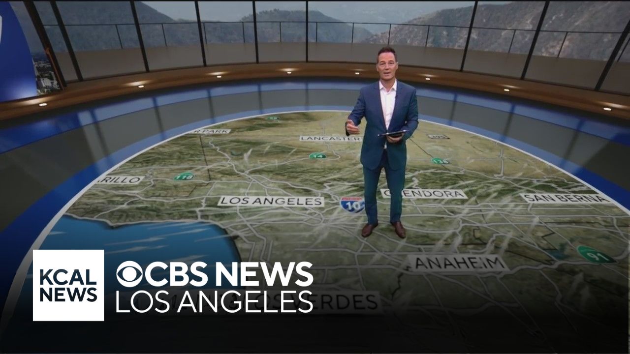 Meteorologist Paul Deanno delivers weather forecast in new augmented ...