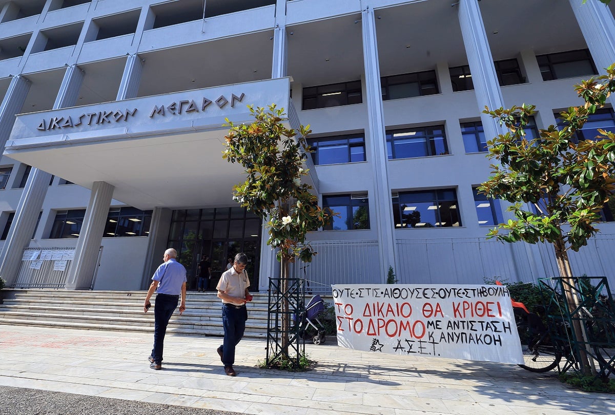 Ξεχειλίζει η οργή συγγενών θυμάτων των Τεμπών μετά την αναβολή της ...