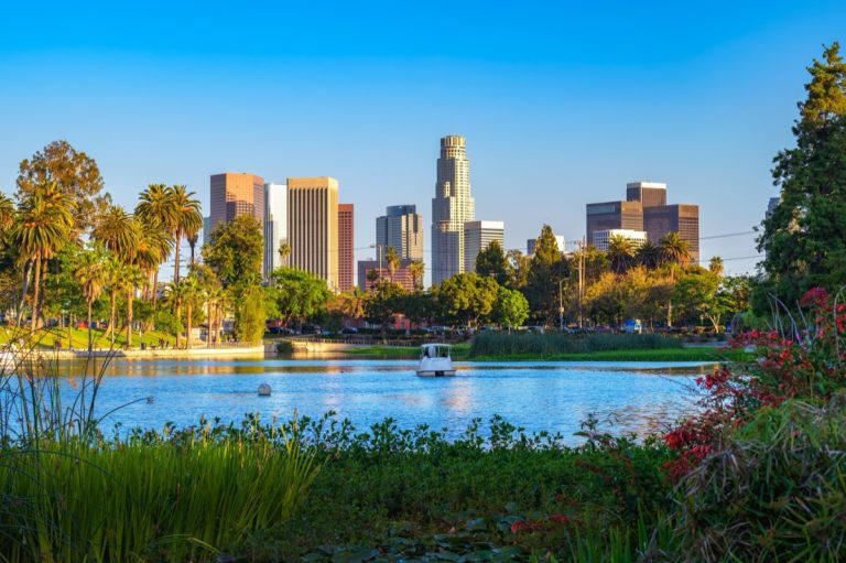Theater to normalize a military presence in Los Angeles (video)