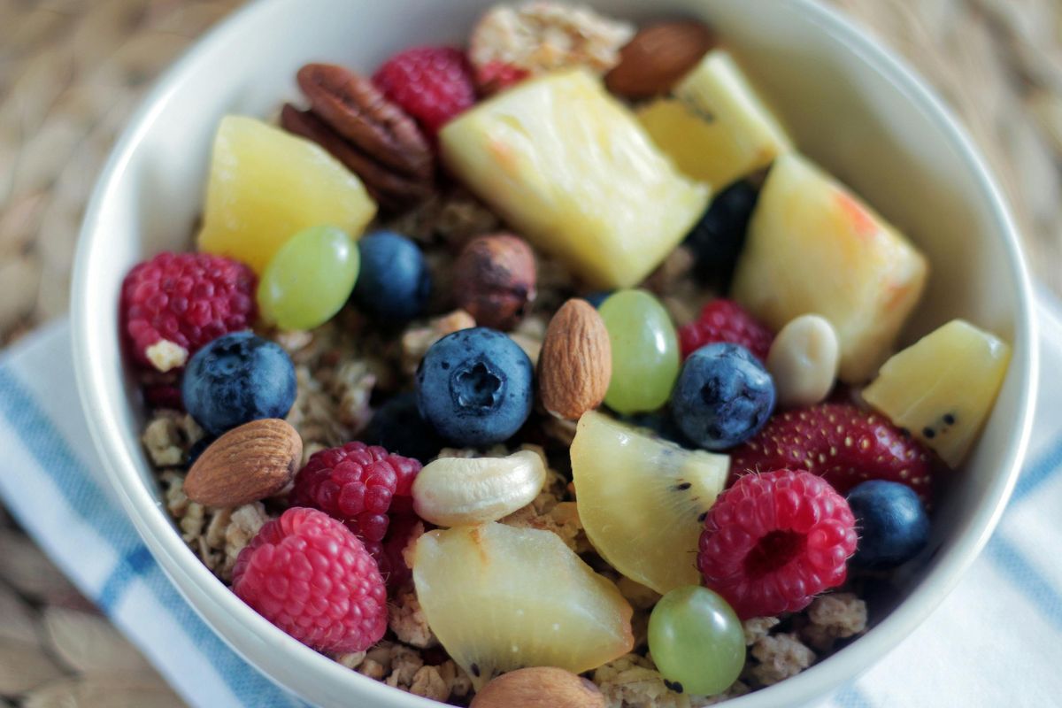 ¿Es bueno o no comer fruta fresca en la noche?