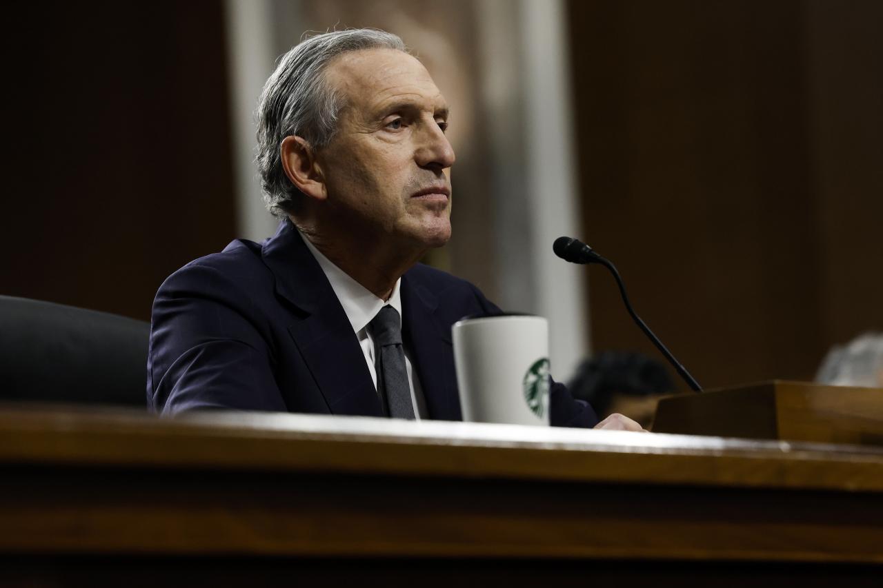Howard Schultz Backs Starbucks CEO Brian Niccol’s Turnaround Approach