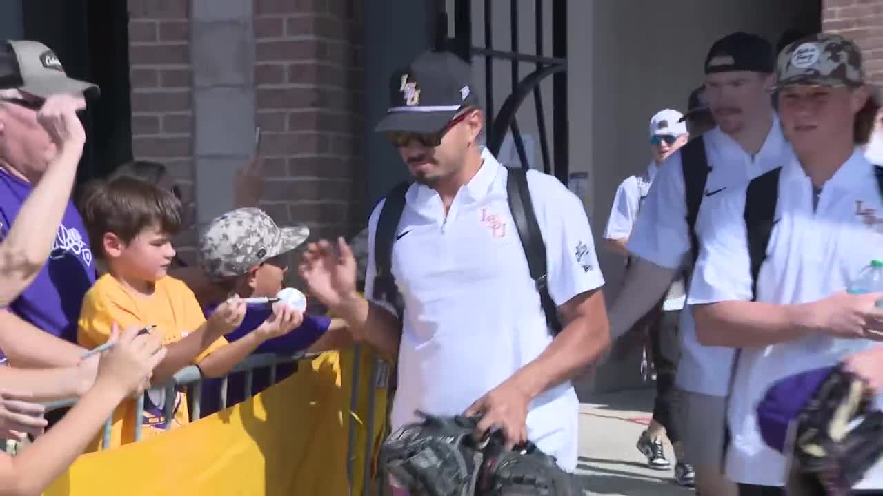 Watch LSU fans sendoff the baseball team to Omaha for the College World ...