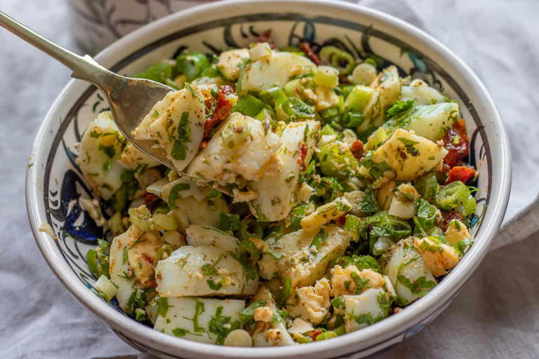 Healthy egg salad without mayo