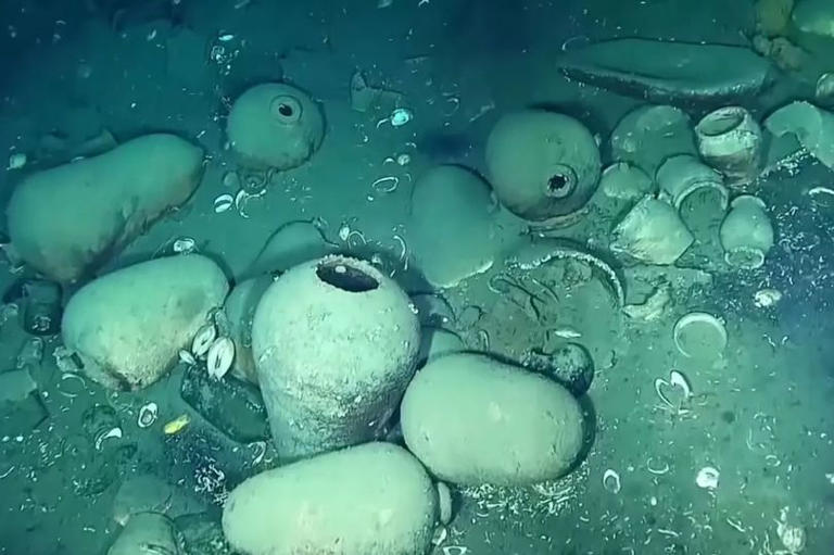 'Holy grail' shipwreck with £16bn of treasure found 300 years after ...
