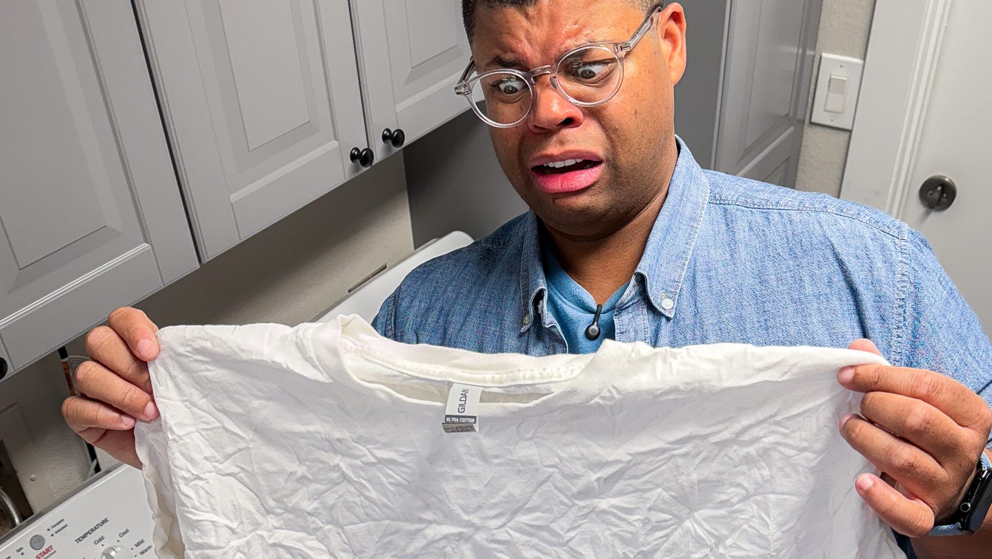 How to easily remove wrinkles on a shirt without using an iron