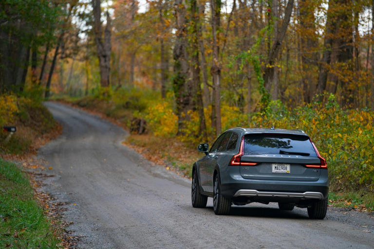 Volvo execs hint at possible 3-row SUV to rival Escalade, suggest ...