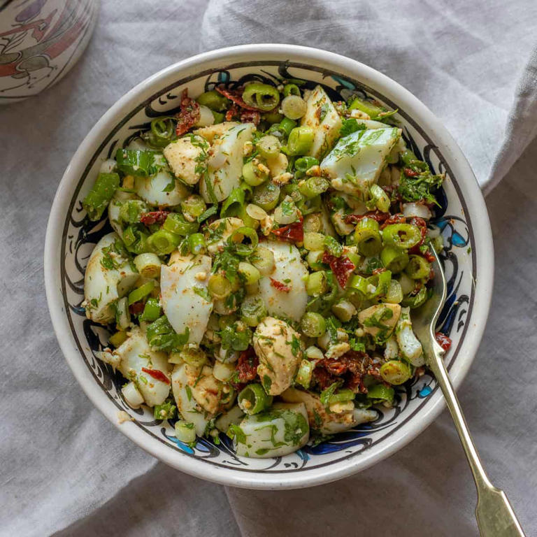 Healthy egg salad without mayo