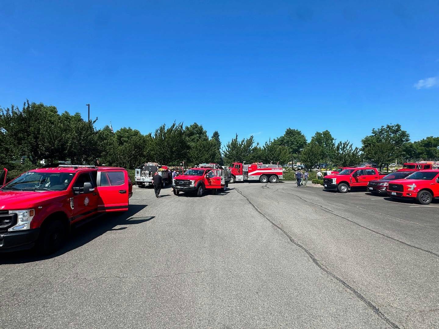 Wildfire burns buildings, threatens homes near Cle Elum