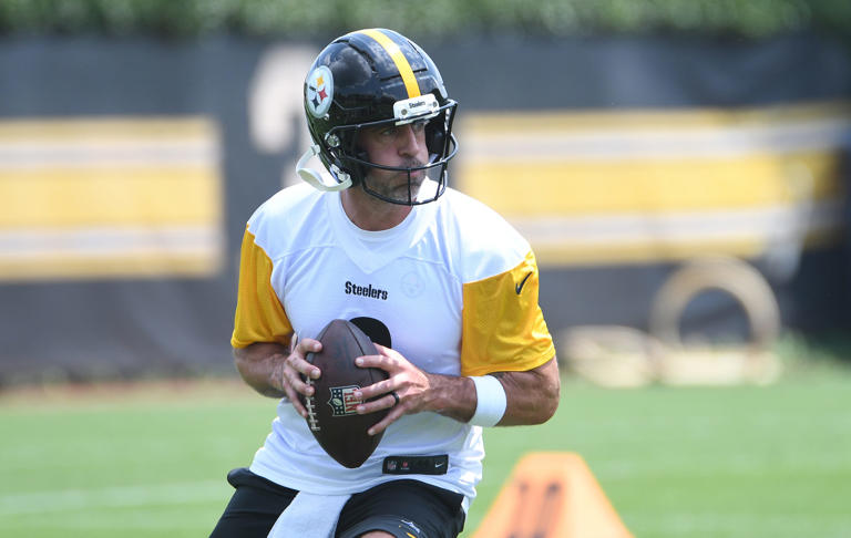 Steelers QB coach has high praise for Aaron Rodgers: ‘He’s at the top ...