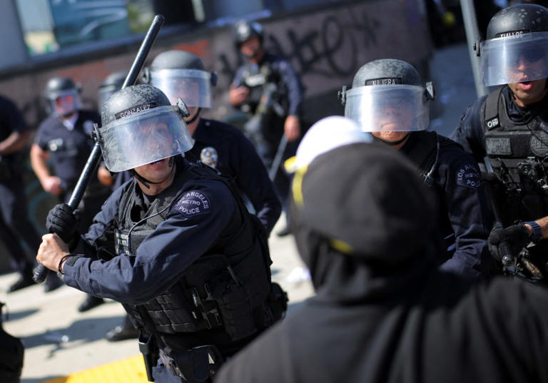 This is all the riot gear LA cops are using to break up anti-ICE ...