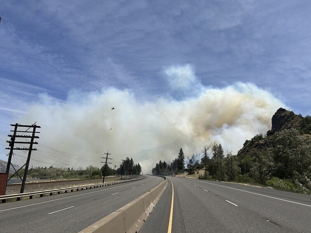 Oregon wildfire prompts evacuations and closes interstate in Columbia ...
