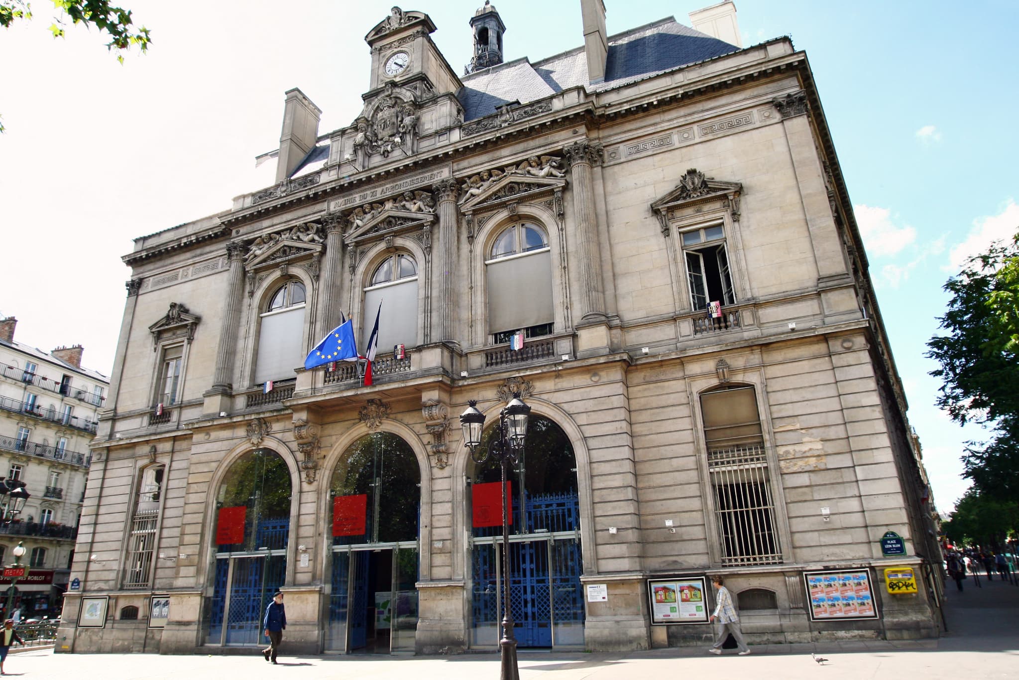 Paris: des familles sans-abris s'installent devant la mairie du 11e ...