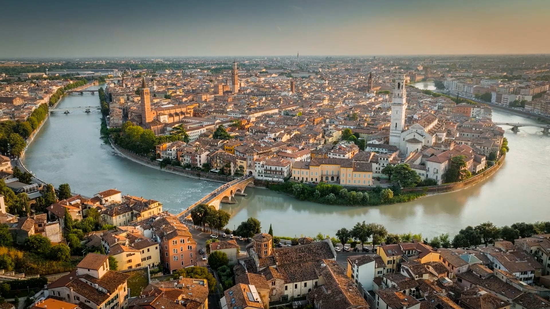 Verona: riprese aeree della città di Romeo e Giulietta di Shakespeare