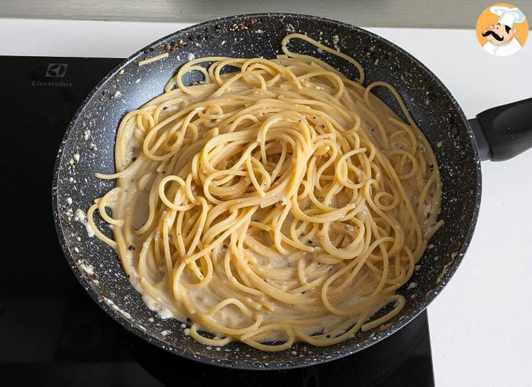 Spaghetti cacio e pepe: 3 ingredienser, en explosion av smak!