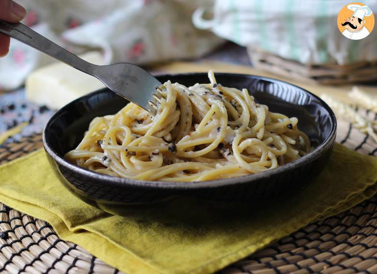 Spaghetti cacio e pepe: 3 ingredienser, en explosion av smak!