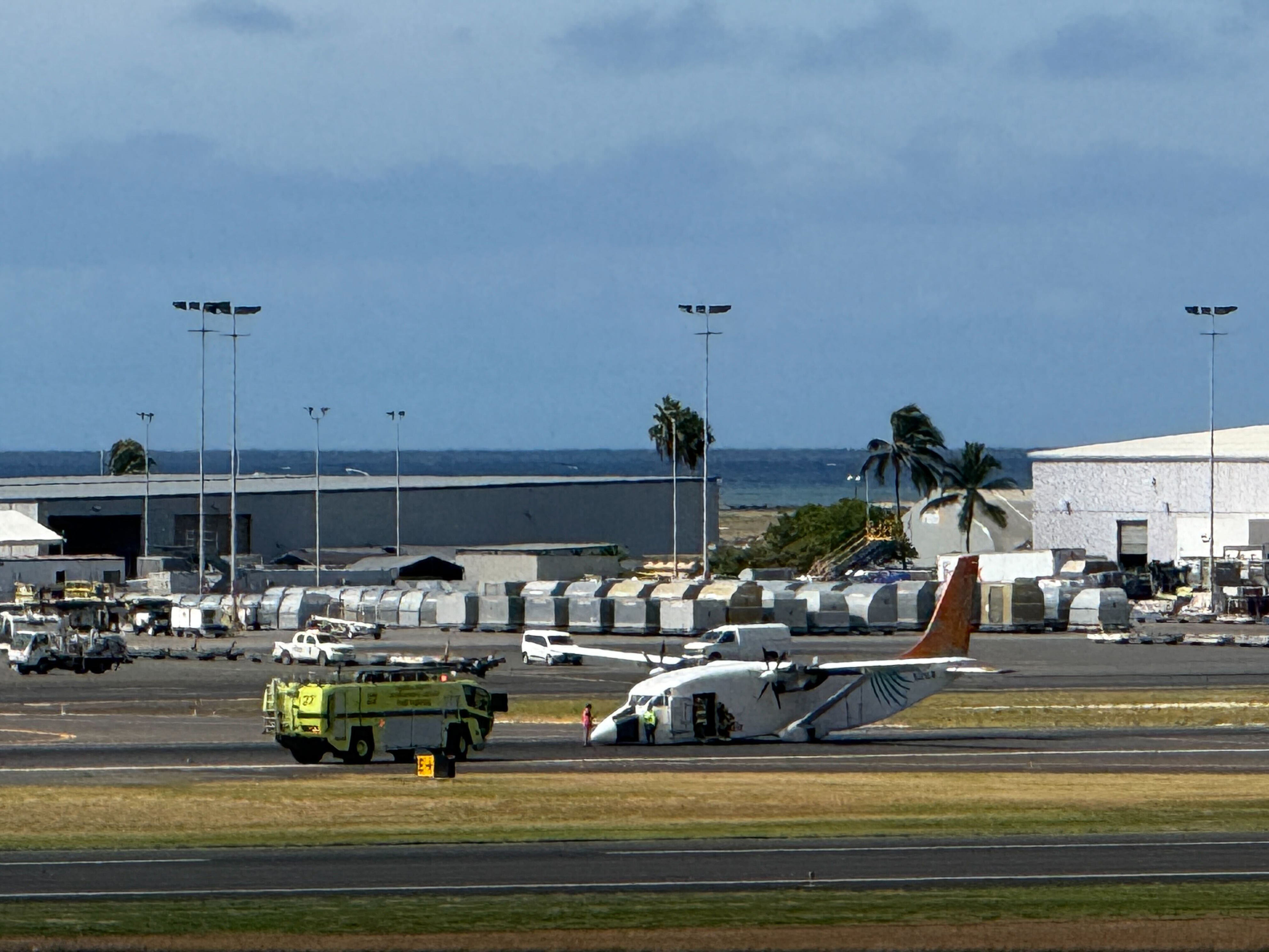 Transair plane with landing gear issues makes hard landing at Honolulu ...