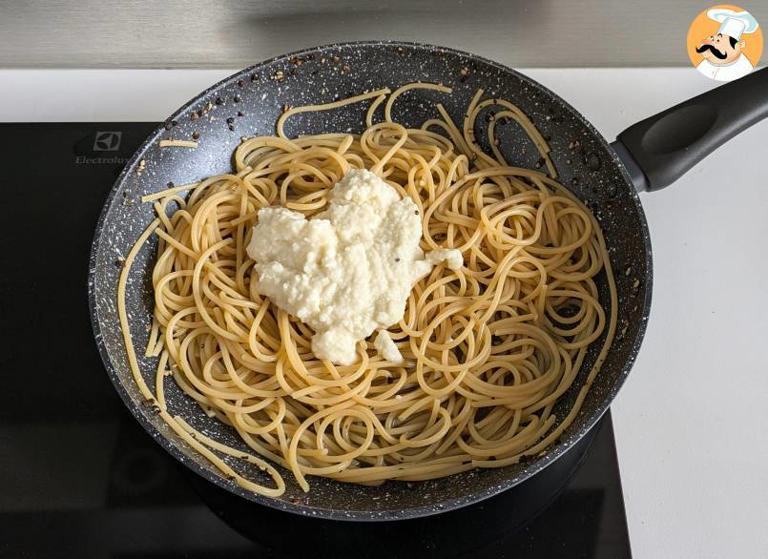 Spaghetti cacio e pepe: 3 ingredienser, en explosion av smak!