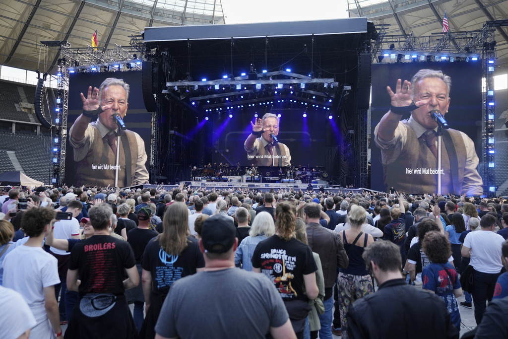 AP PHOTOS: Bruce Springsteen's Berlin concert