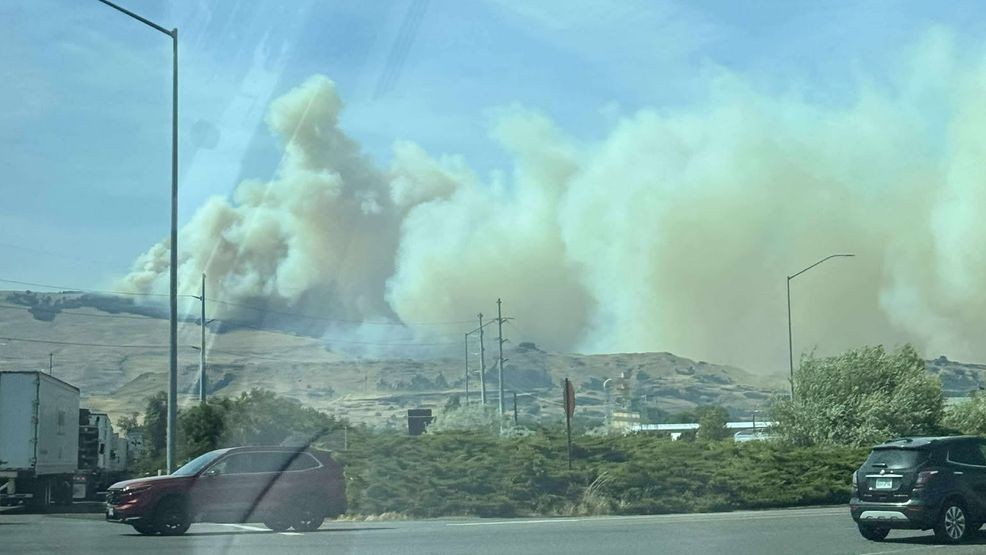 Brush fire closes SR-14 near Carson, Wash. in Columbia Gorge; Level 2 ...