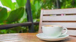 Catat Menunya! Cafe Tujuh Semeja Hadir di Banda Aceh: Tempat Ngopi ...